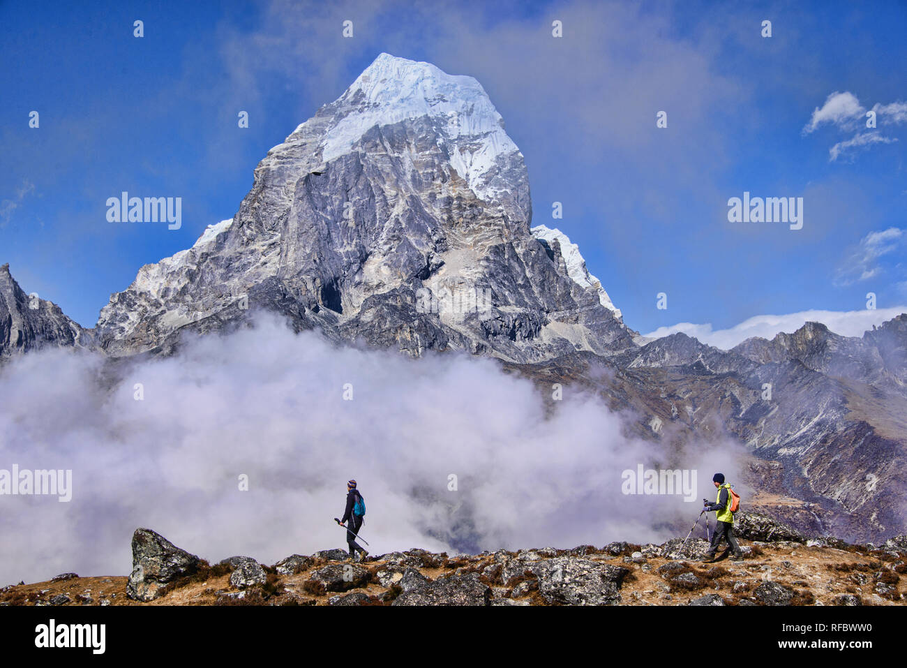 Ama Dablam rises above the Khumbu Valley, Everest region, Nepal Stock ...