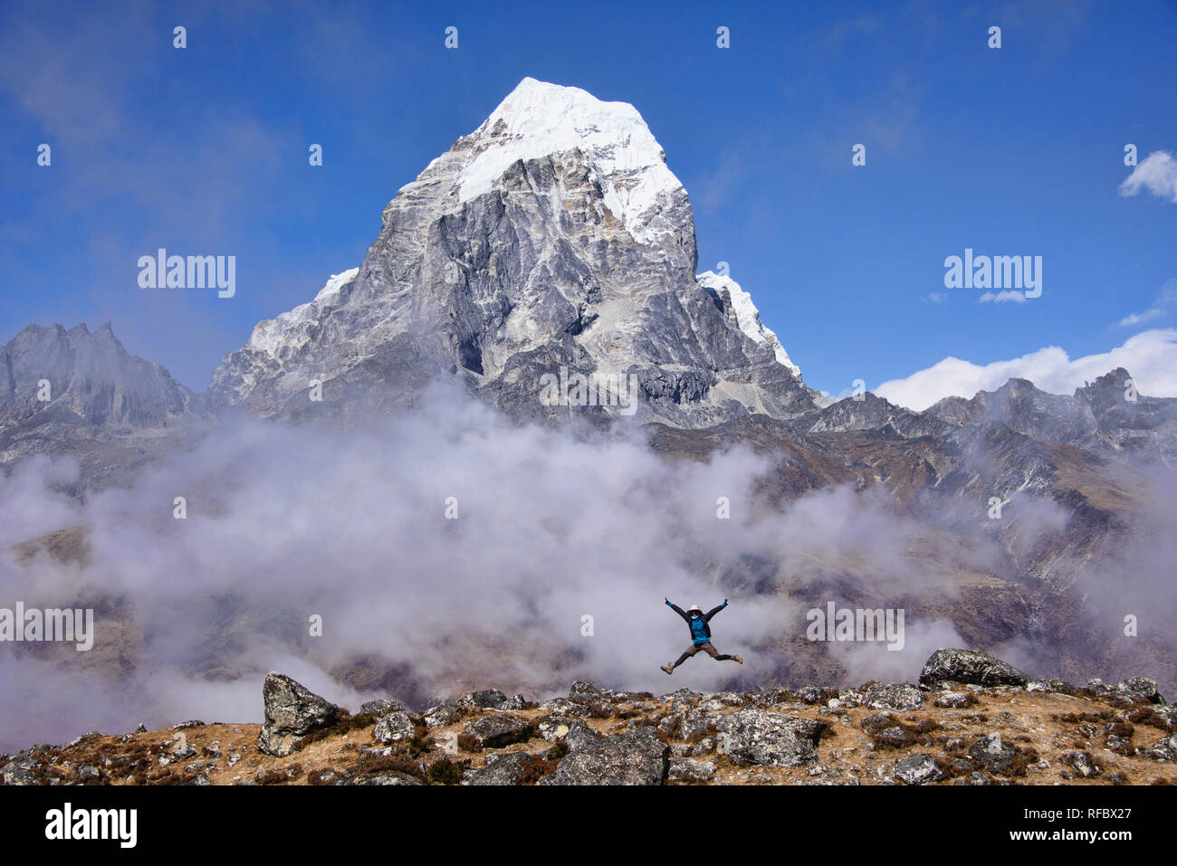 Ama Dablam rises above the Khumbu Valley, Everest region, Nepal Stock ...