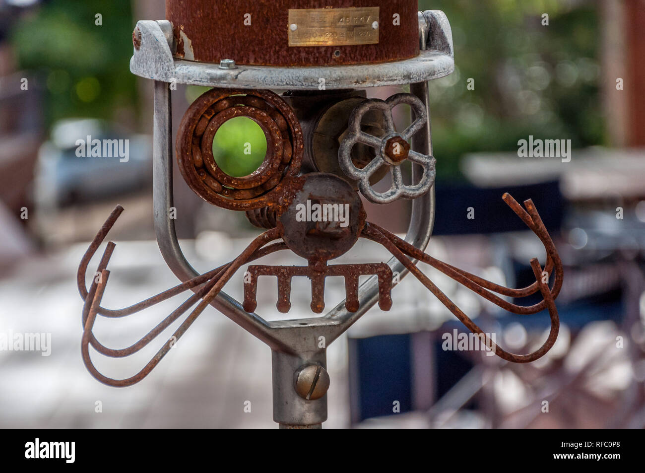 Rusty metal robot sculpture, made of spare parts Stock Photo - Alamy