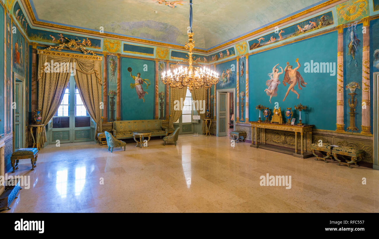 Royal palace room hi-res stock photography and images - Alamy