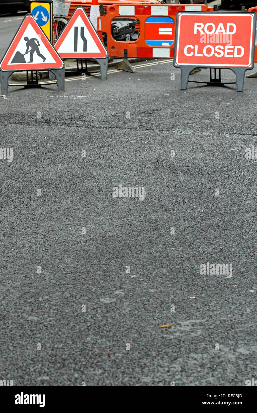 Road closed sign and boundary at construction site Stock Photo - Alamy