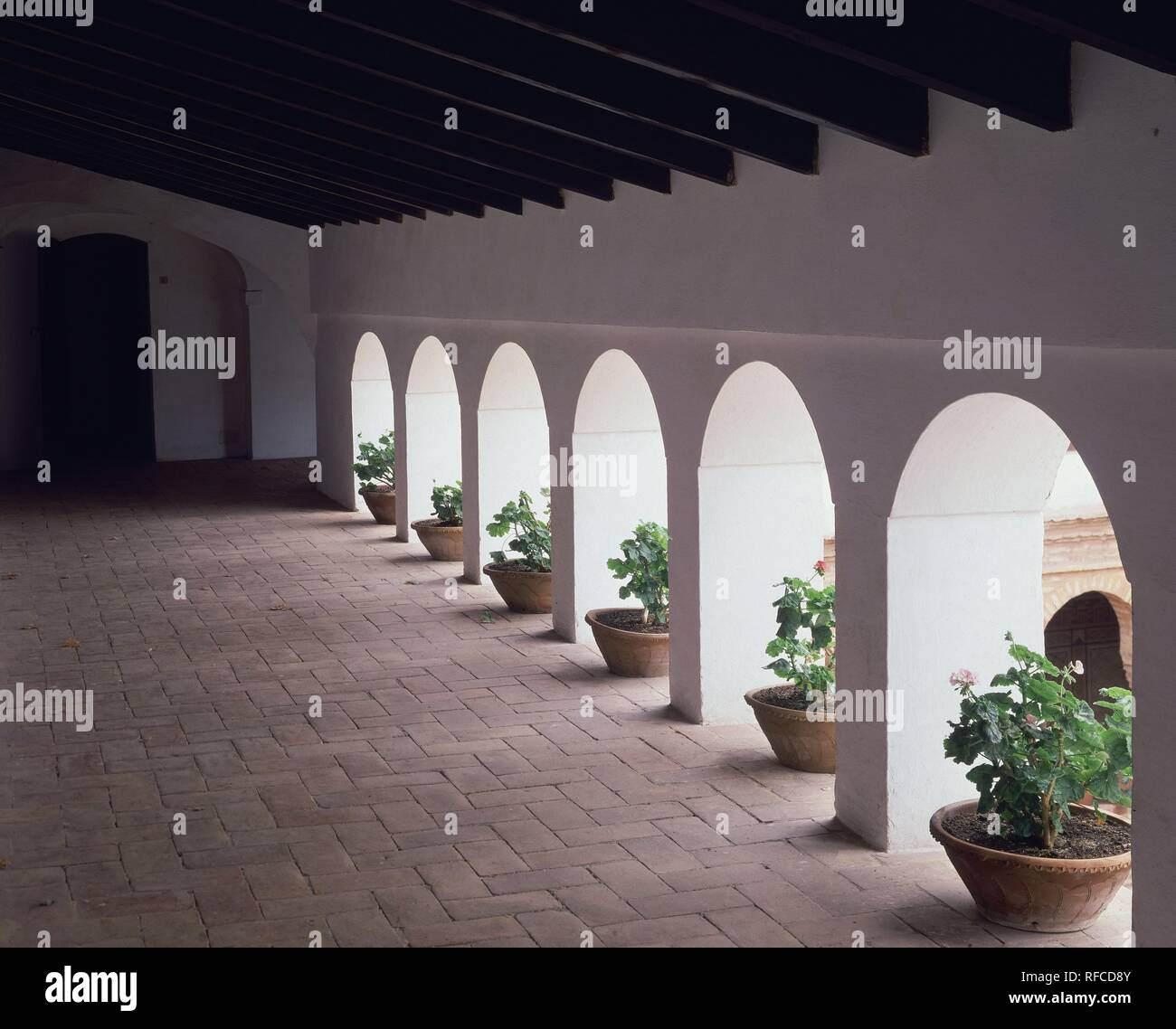 GALERIA CON CELDAS DE LOS FRAILES. Location: MONASTERIO DE LA RABIDA ...