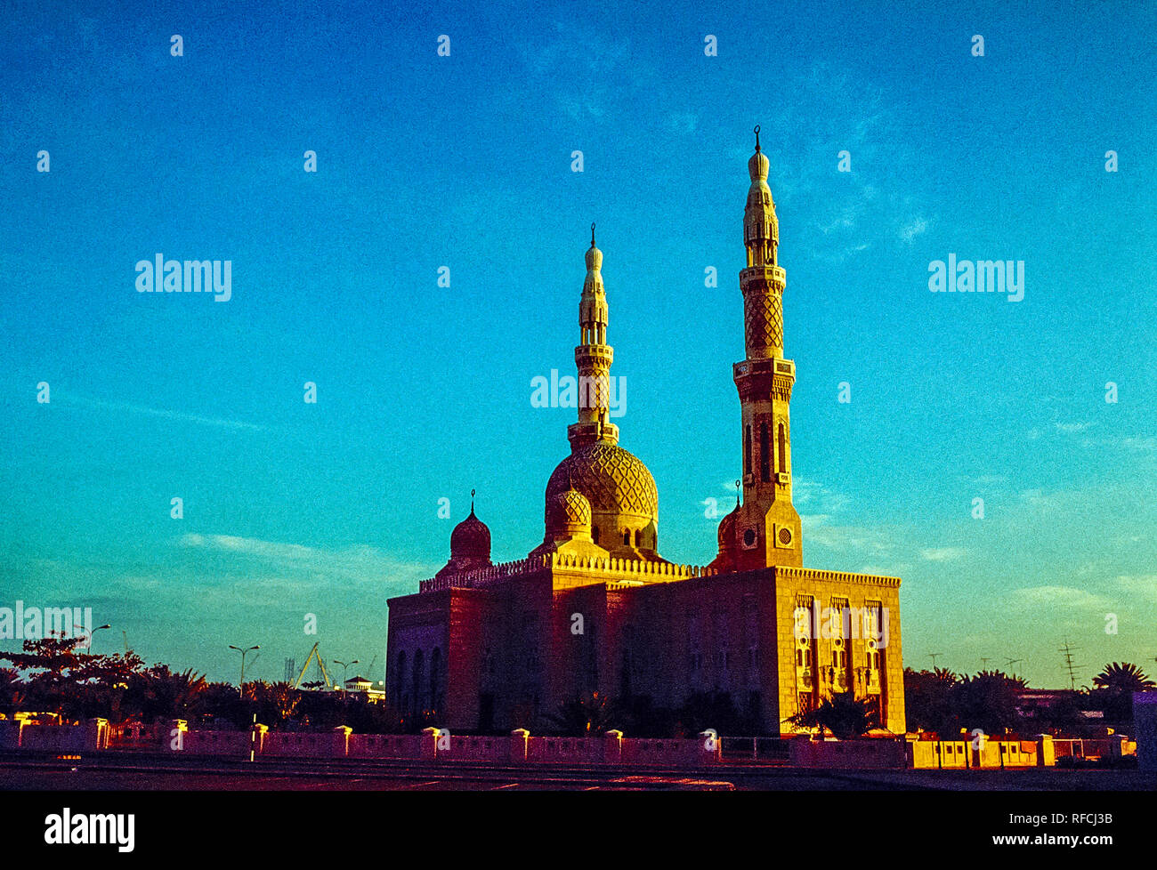 Dubai in 1970s hi-res stock photography and images - Alamy