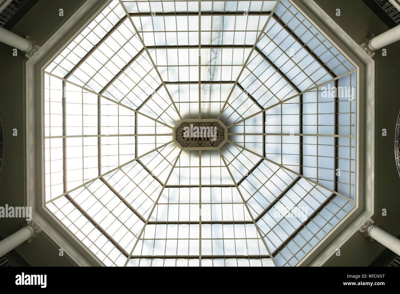 London atrium hi-res stock photography and images - Alamy