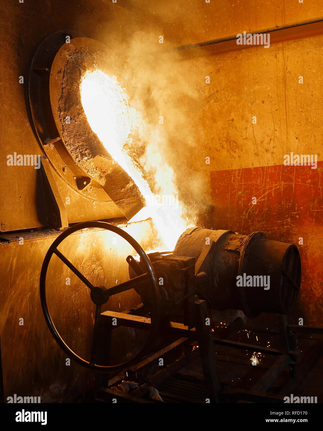Molten iron hi-res stock photography and images - Alamy