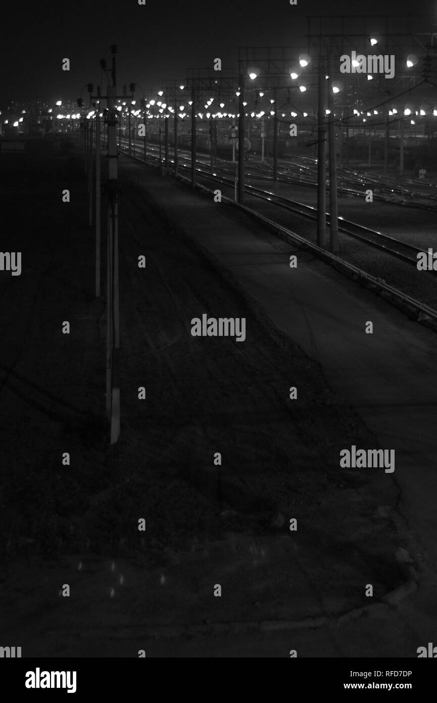 Night shooting of the crossing on the railway tracks, the bridging of ...