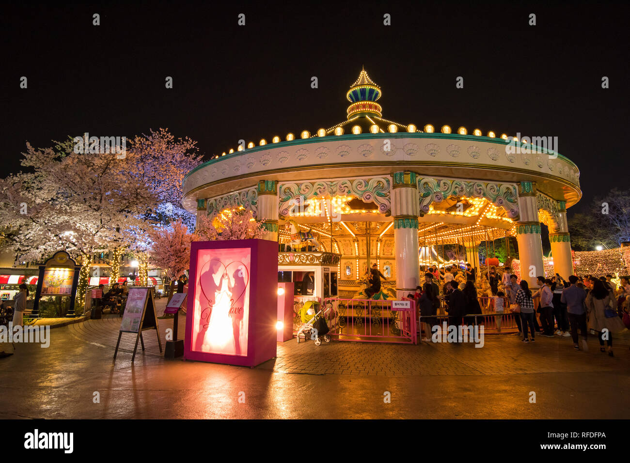 Night view of E-World theme park and 83 Tower in Daegu city Stock Photo ...
