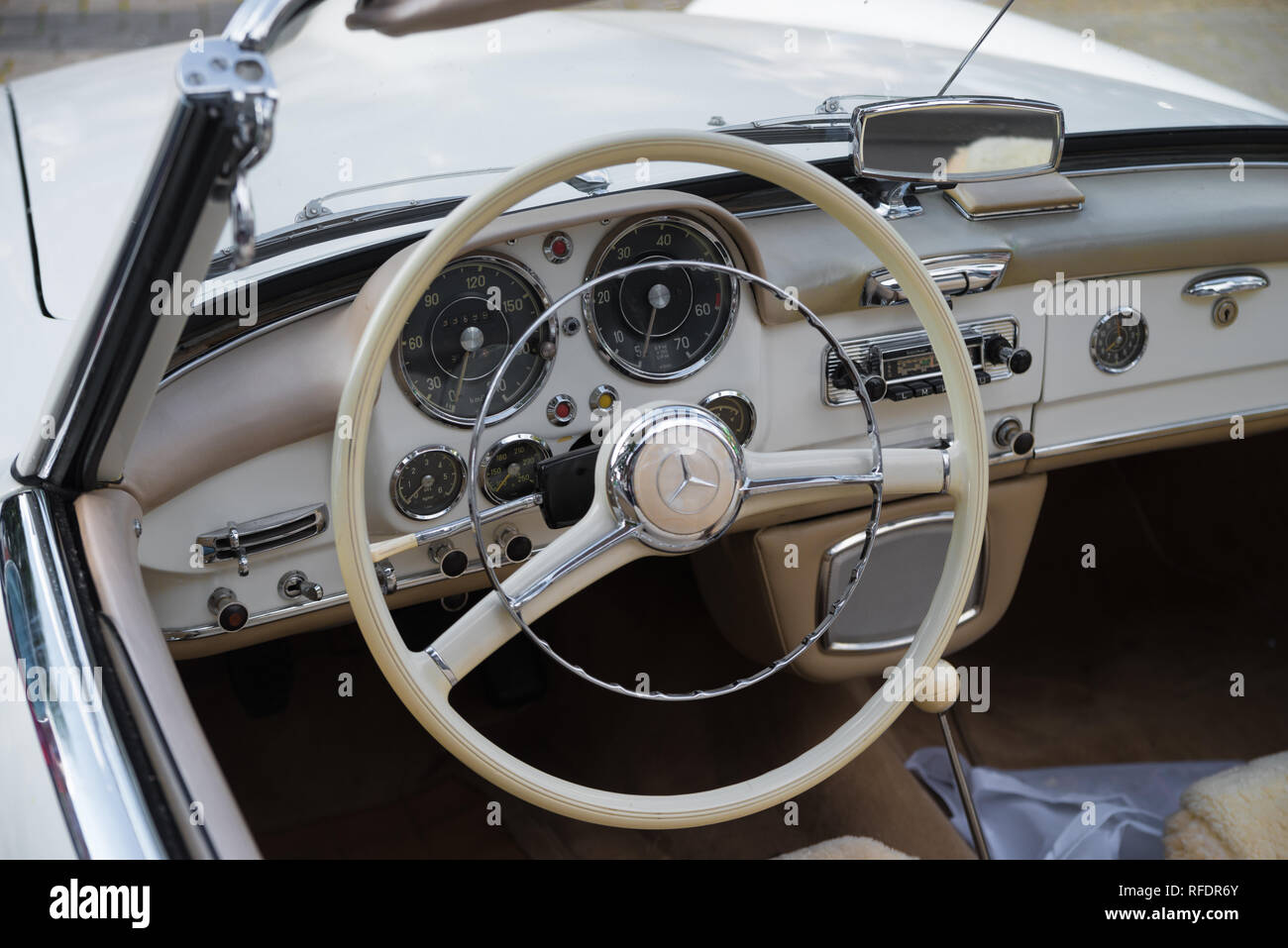 Mercedes benz 190 sl steering wheel hi-res stock photography and images ...