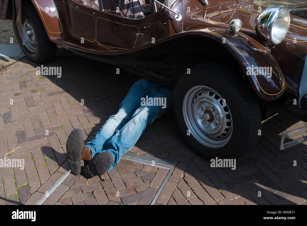 Legs under the car hi-res stock photography and images - Alamy