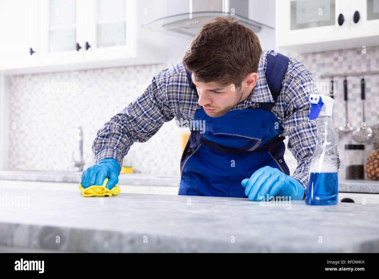 Wiping counter hi-res stock photography and images - Alamy