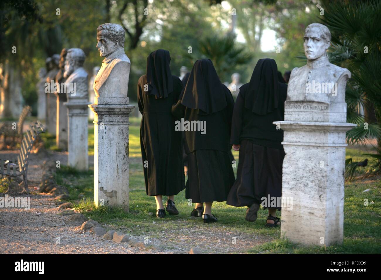 Nuns rome hi-res stock photography and images - Alamy