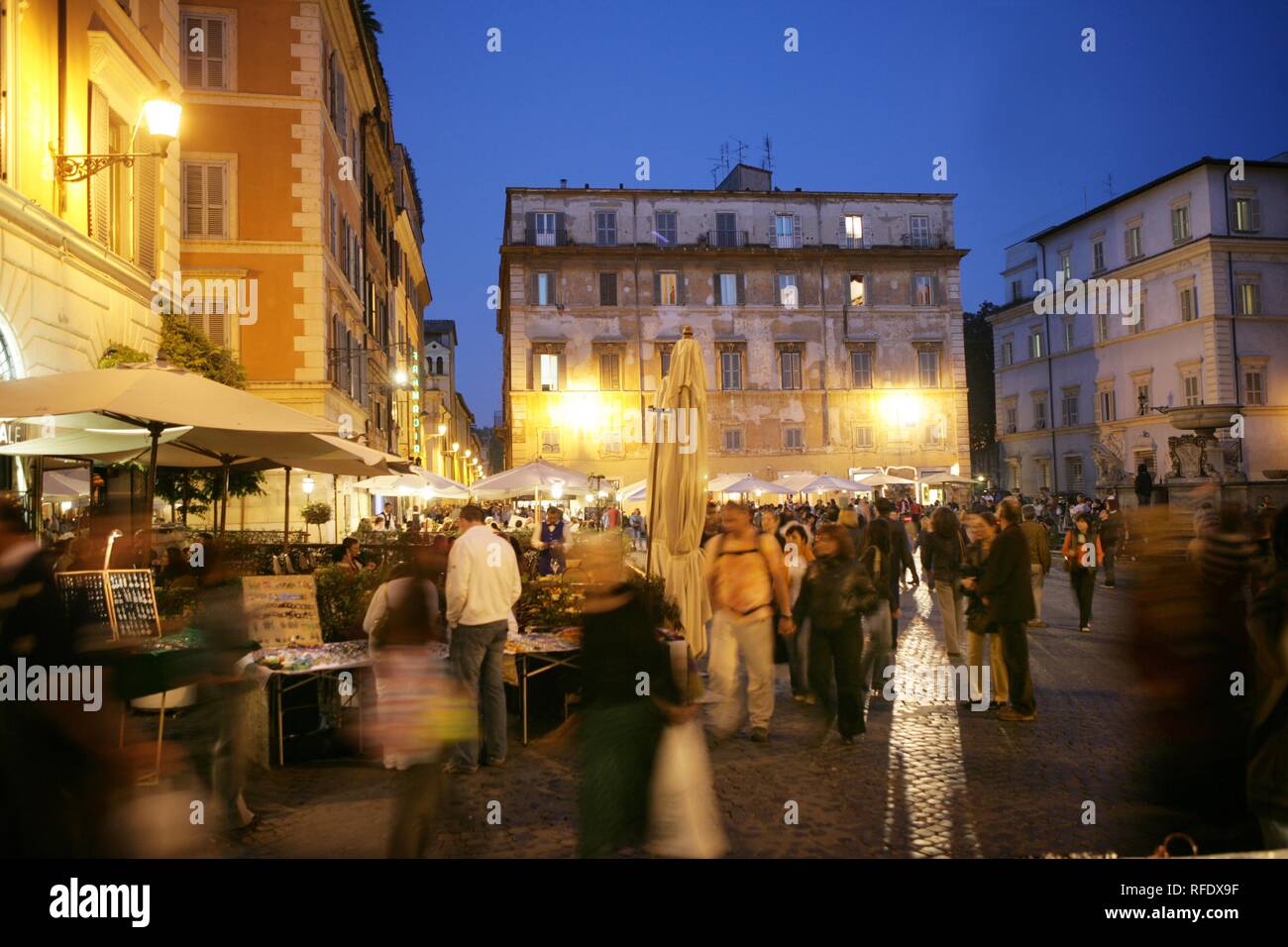 Nightlife in trastevere rome hi-res stock photography and images - Alamy