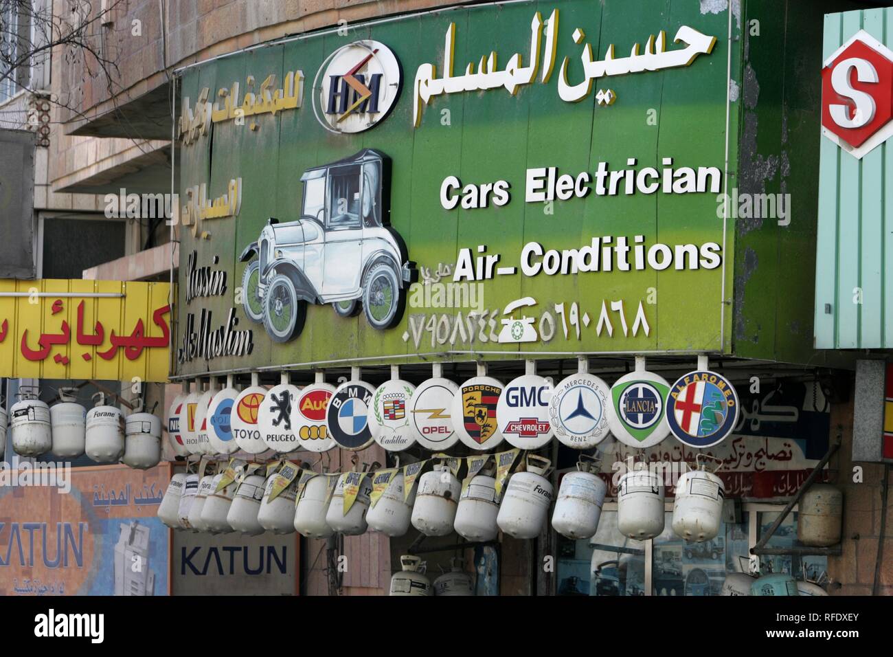 Arabic models exterior hi-res stock photography and images - Alamy