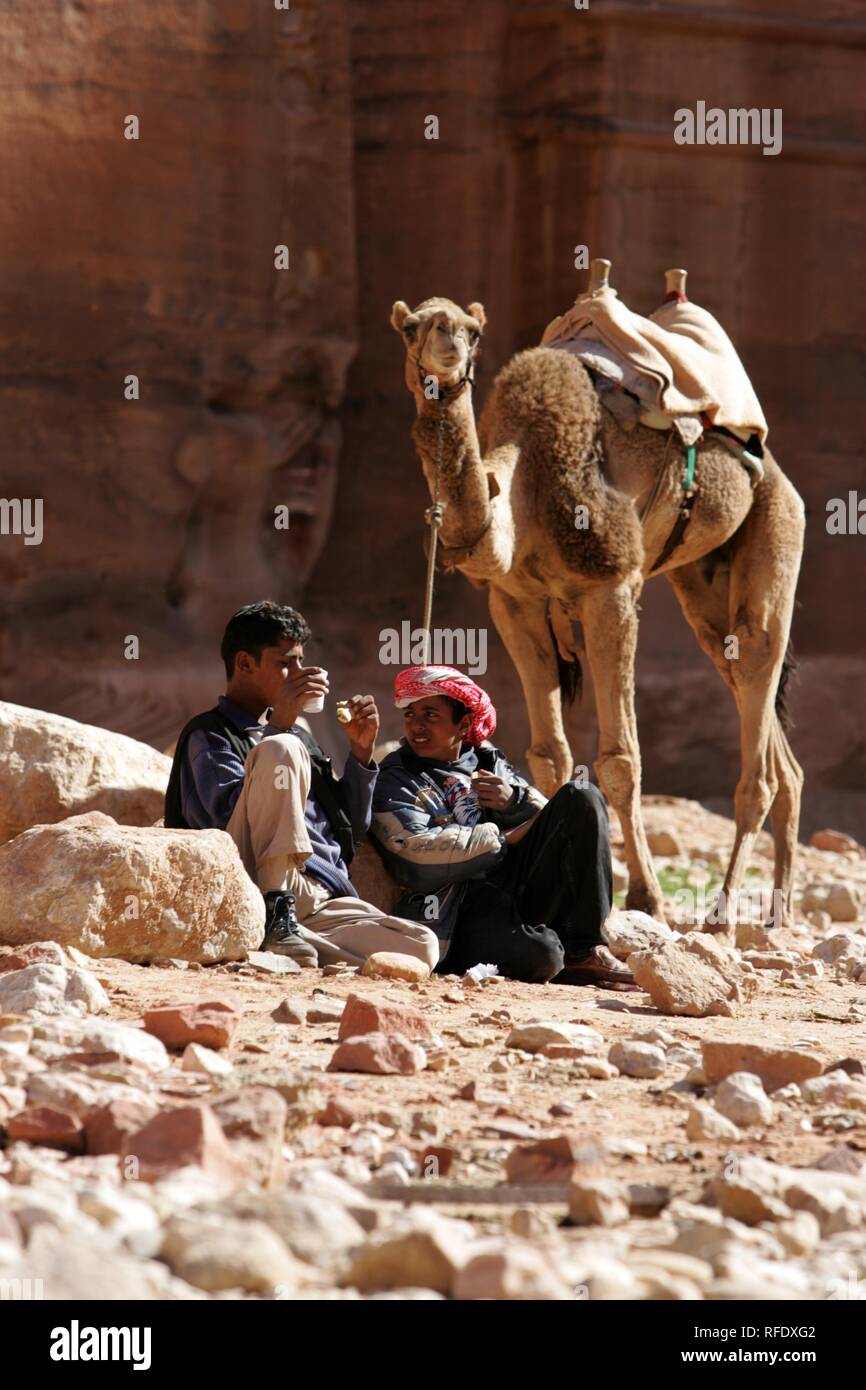 JOR, Jordan, Petra: Guides waiting for guests, who want to ride into ...