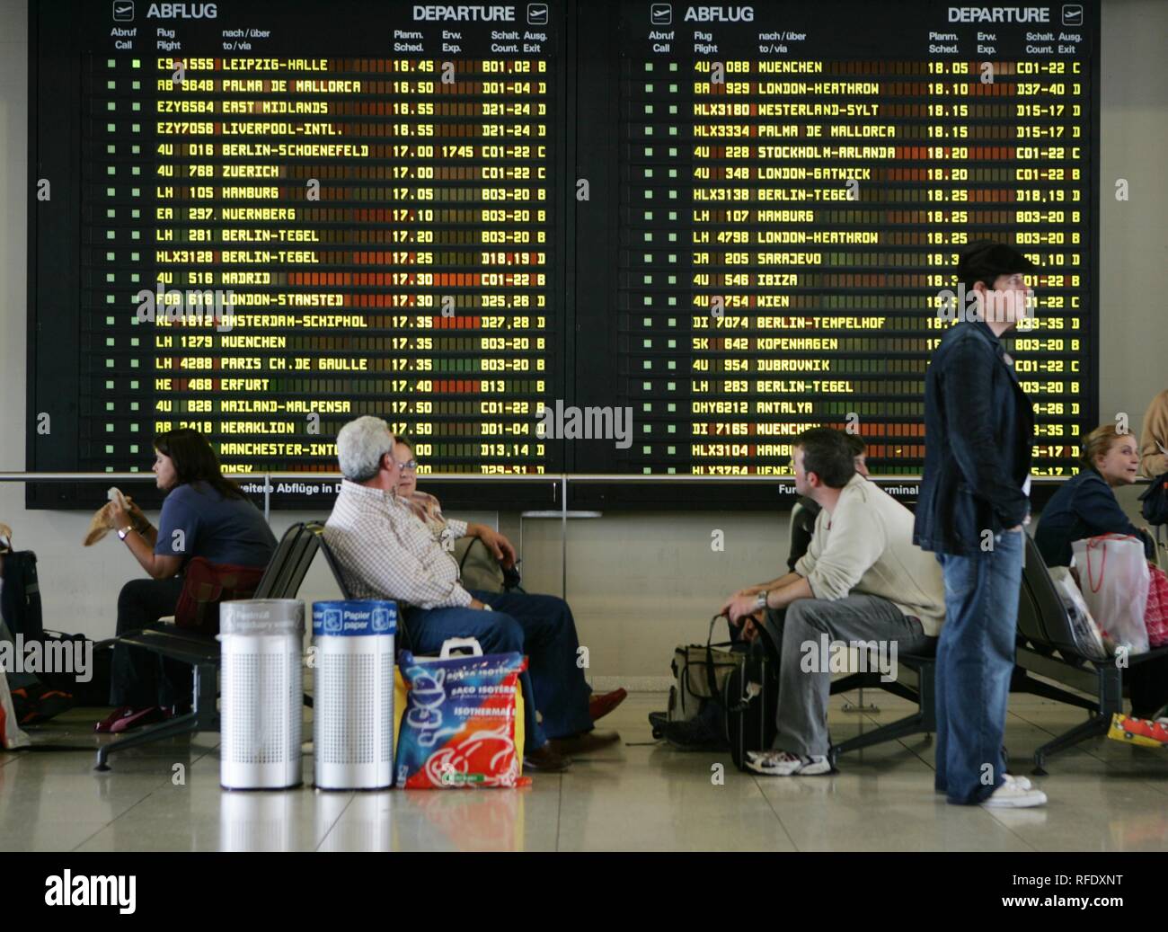 Airport terminal display hi-res stock photography and images - Alamy