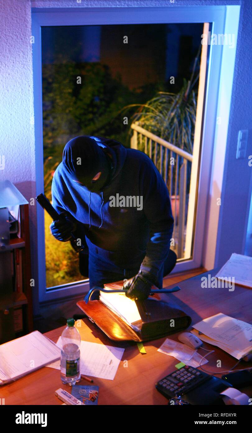 Buglar hi-res stock photography and images - Alamy