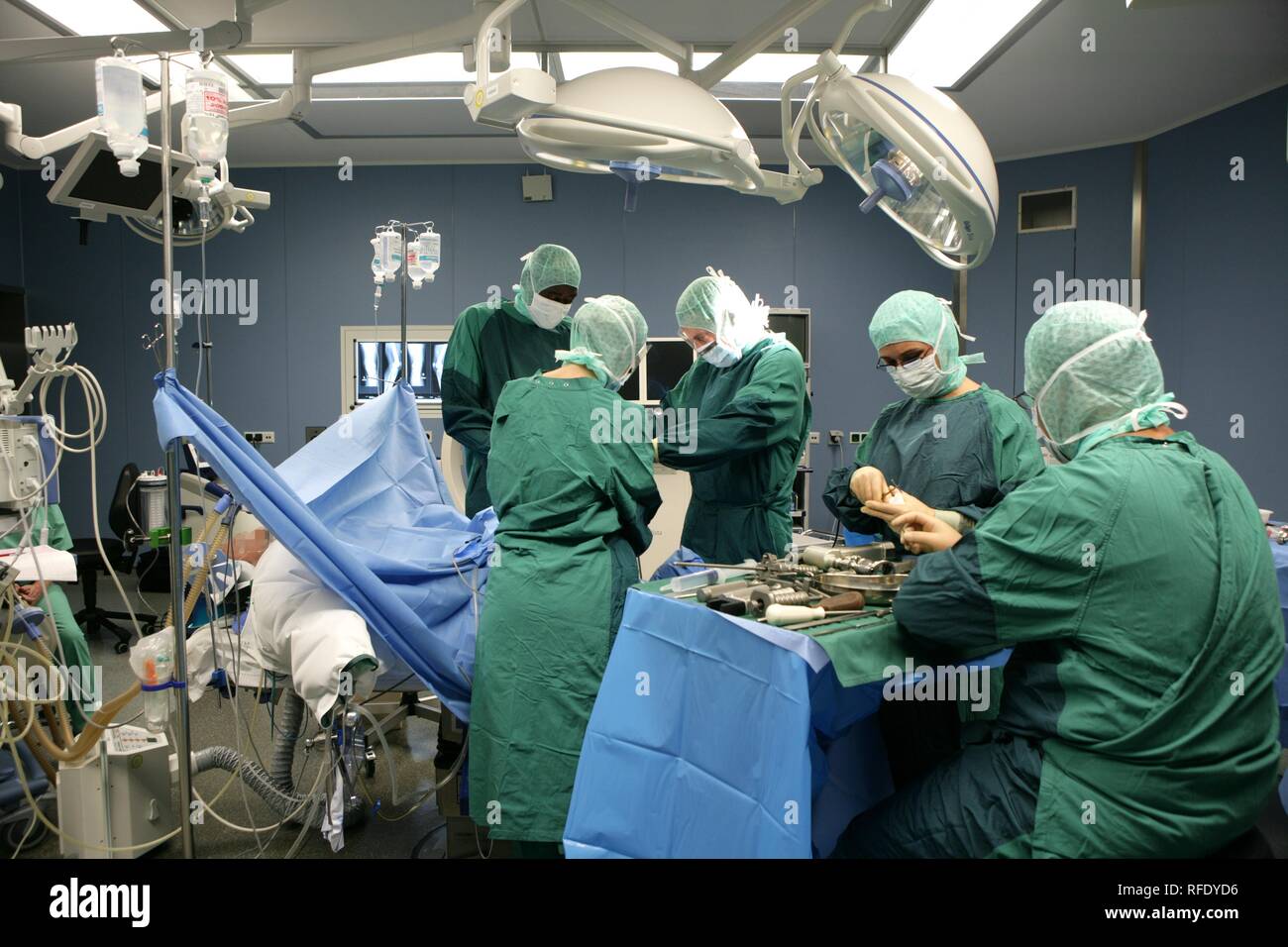 Knee replacement, artifical knee joint, operation Stock Photo - Alamy