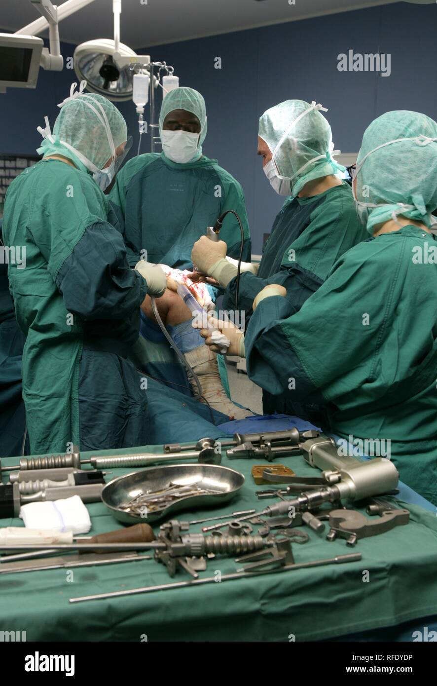 Knee replacement, artifical knee joint, operation Stock Photo - Alamy