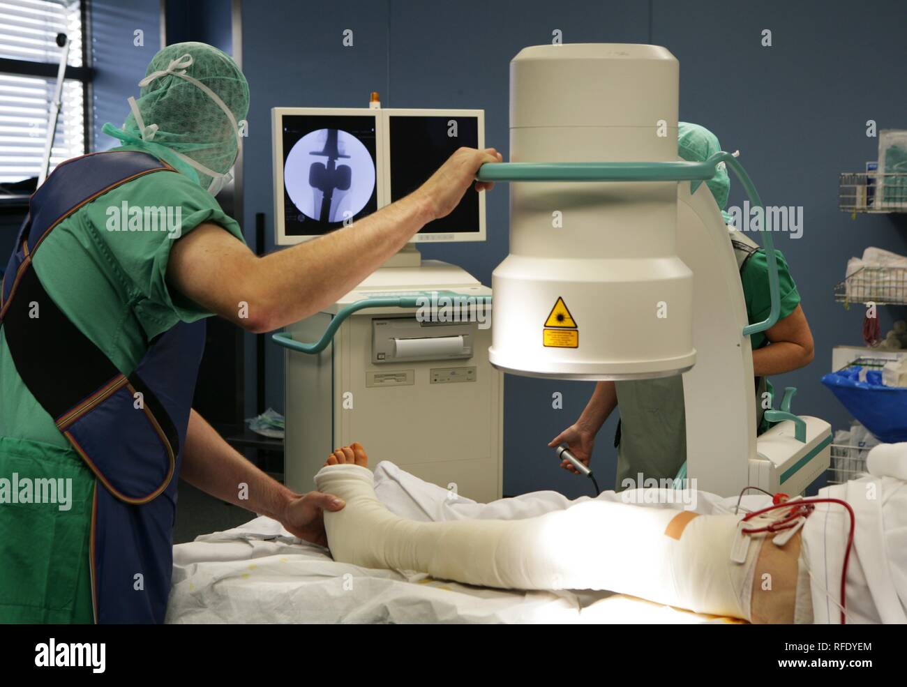 Knee replacement, artifical knee joint, operation Stock Photo - Alamy