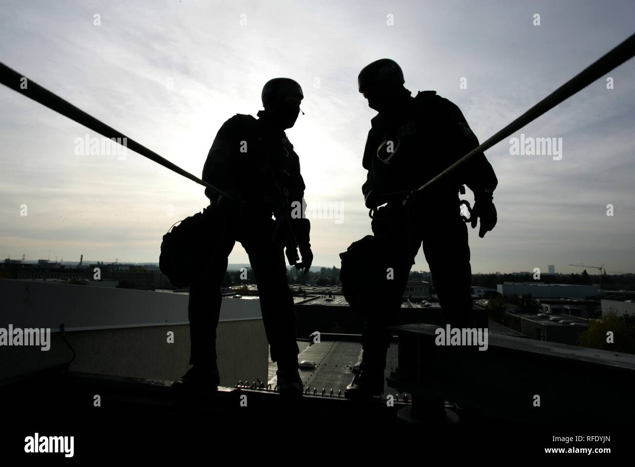 Swat team a training situation hi-res stock photography and images - Alamy