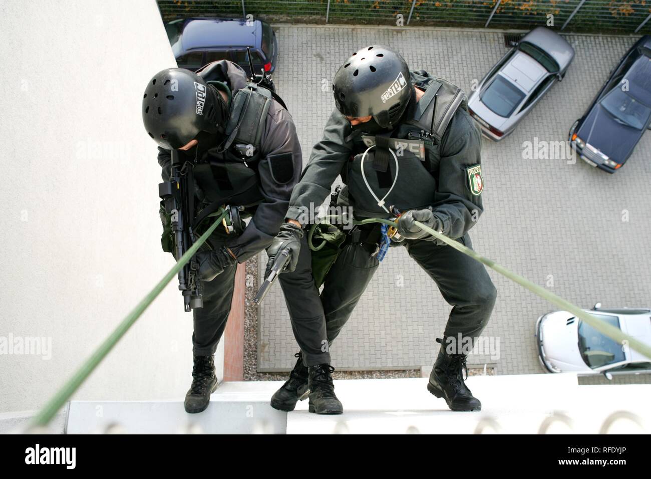 Swat team a training situation hi-res stock photography and images - Alamy