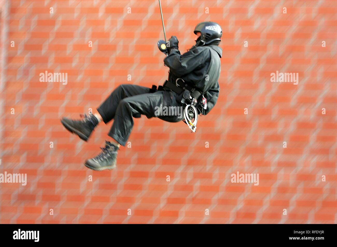 Swat rope hi-res stock photography and images - Alamy