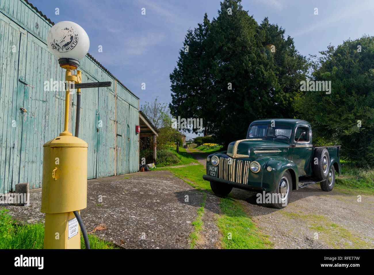 1 ton truck hi-res stock photography and images - Alamy