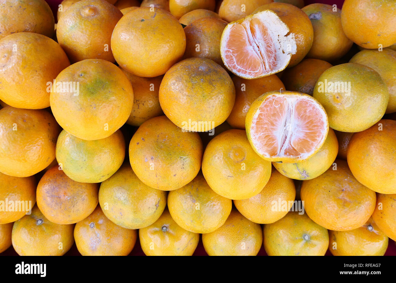 Pile of tangerines in the market Stock Photo - Alamy