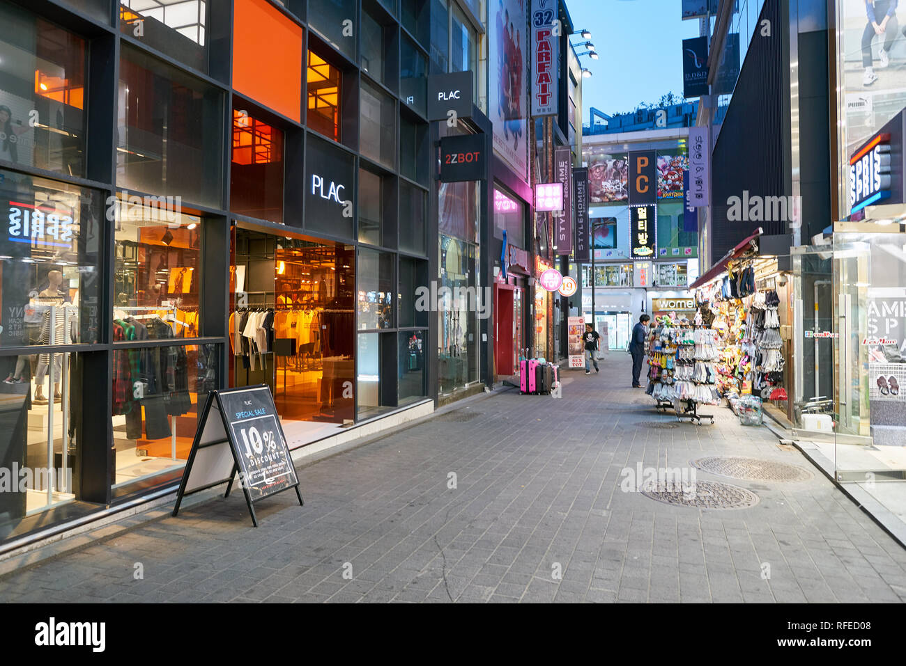 SEOUL, SOUTH KOREA - CIRCA MAY, 2017: a storefront in Seoul Stock Photo ...