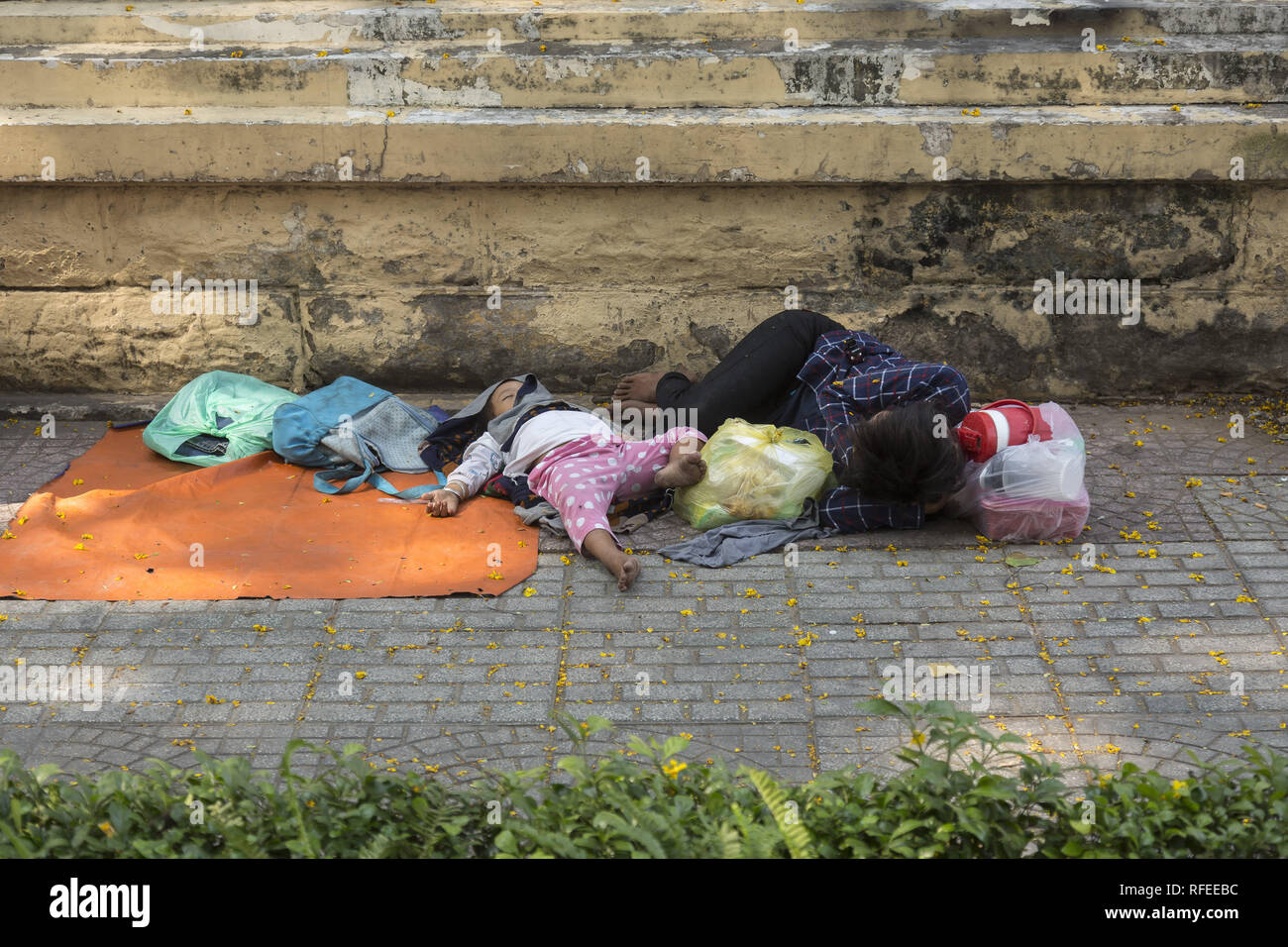 Homeless mother with child on the street in Ho Chi Minh in Vietnam ...