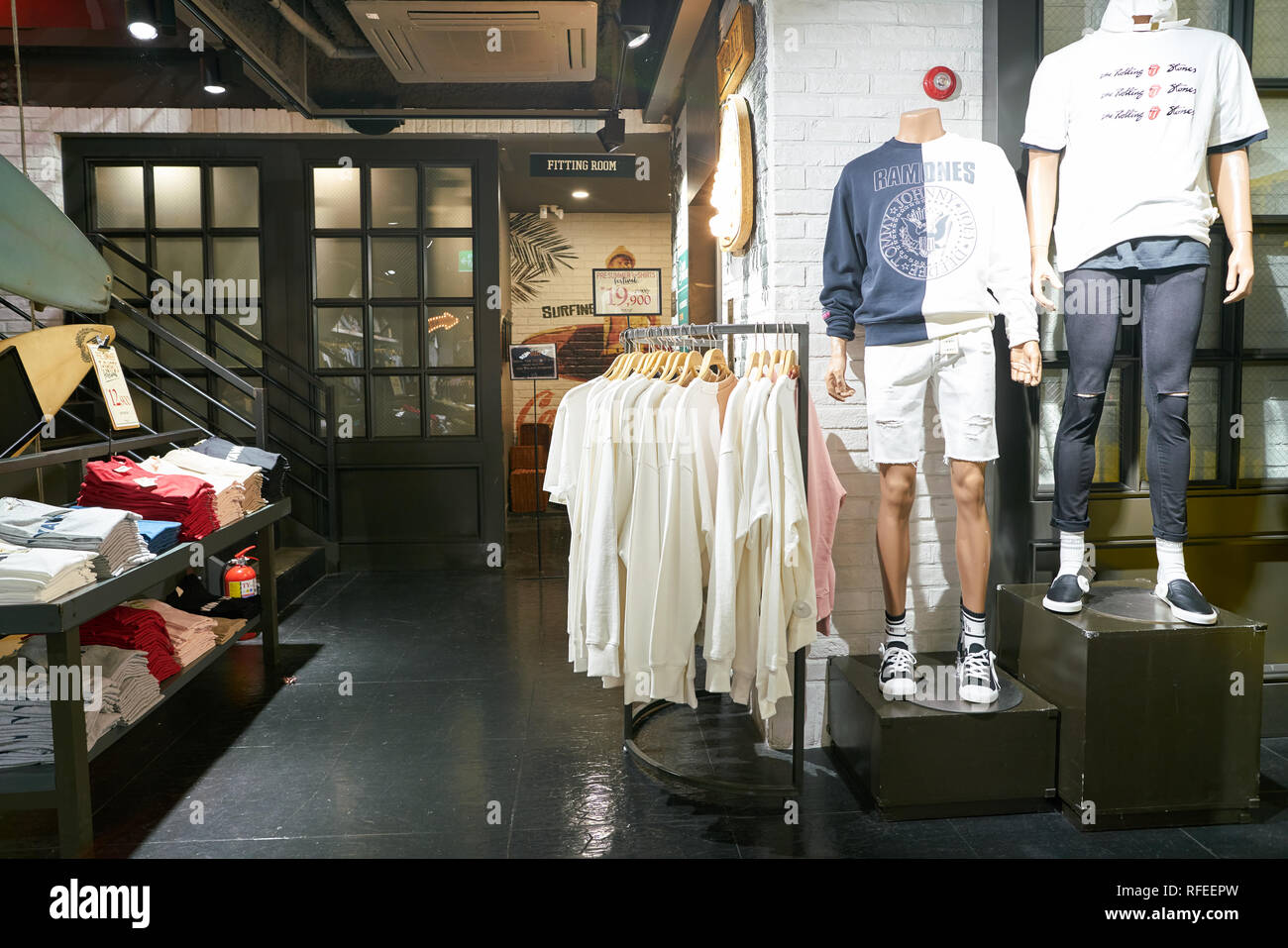 Inside a clothing store hi-res stock photography and images - Alamy
