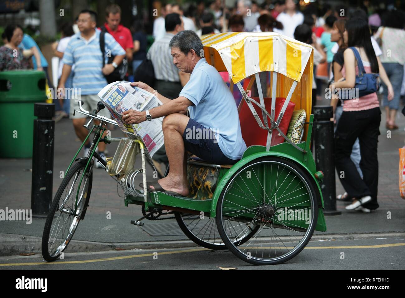 Trishaw driver newspaper reading hi-res stock photography and images ...