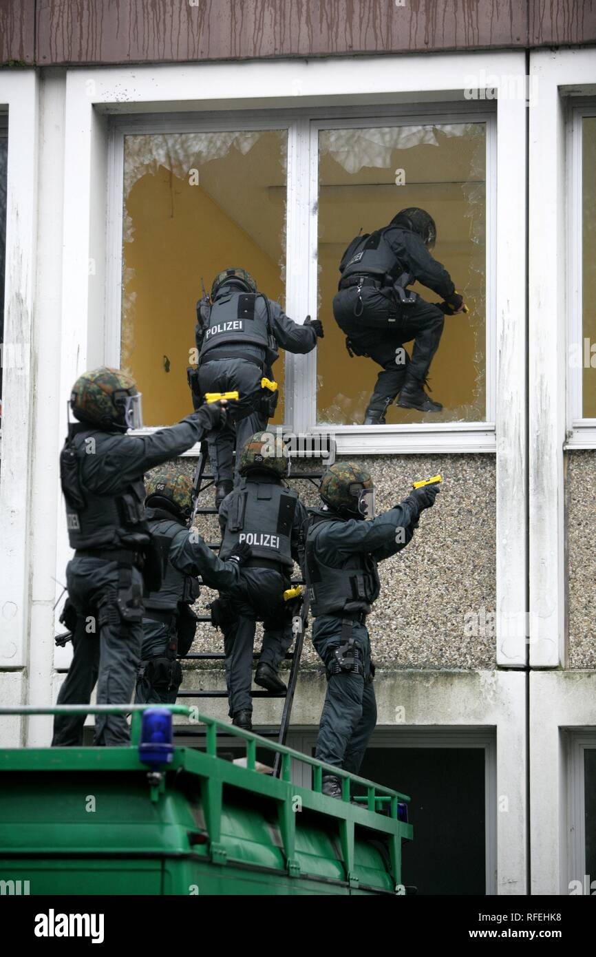 Swat team entering hi-res stock photography and images - Alamy
