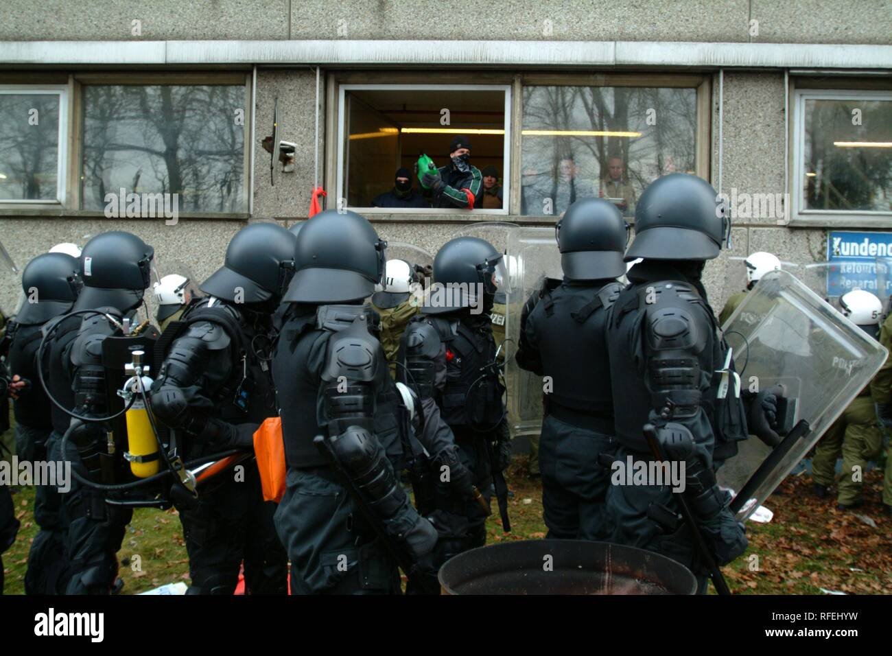 Germany, Duesseldorf: Exercise of a SWAT Team, storming of a building ...