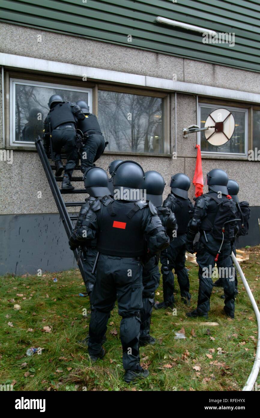 Germany, Duesseldorf: Exercise of a SWAT Team, storming of a building ...
