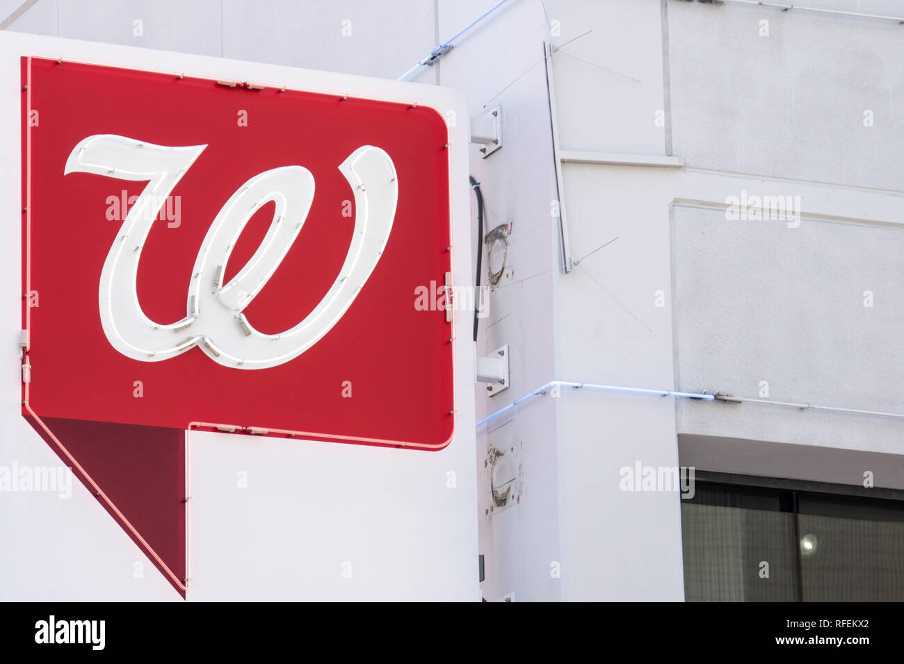 Walgreens drug store hi-res stock photography and images - Alamy