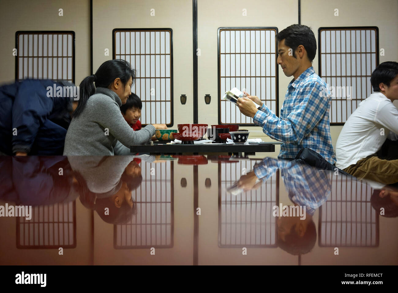 Japanese family eating hi-res stock photography and images - Alamy