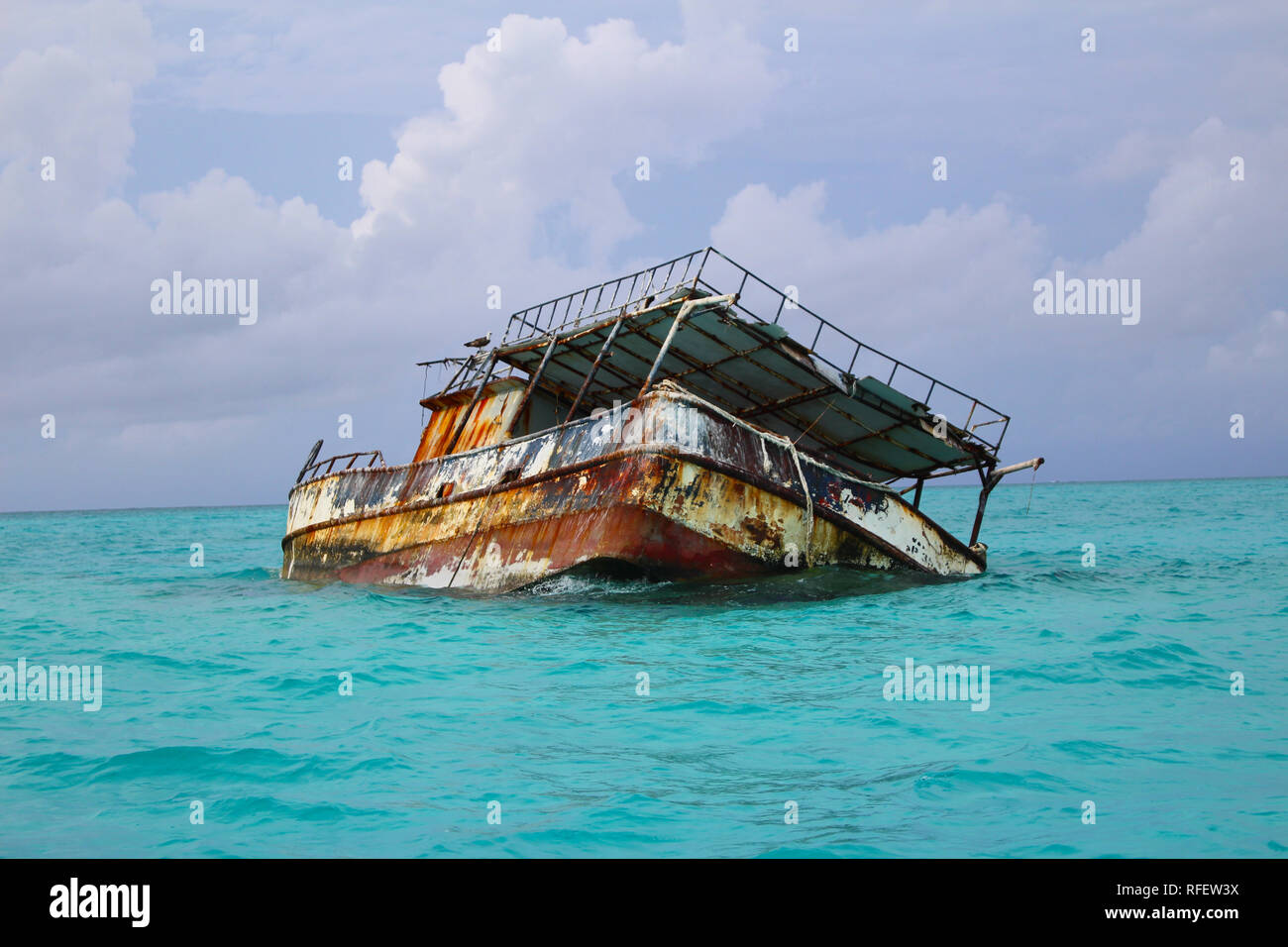 Scuba shipwreck bahamas hi-res stock photography and images - Alamy