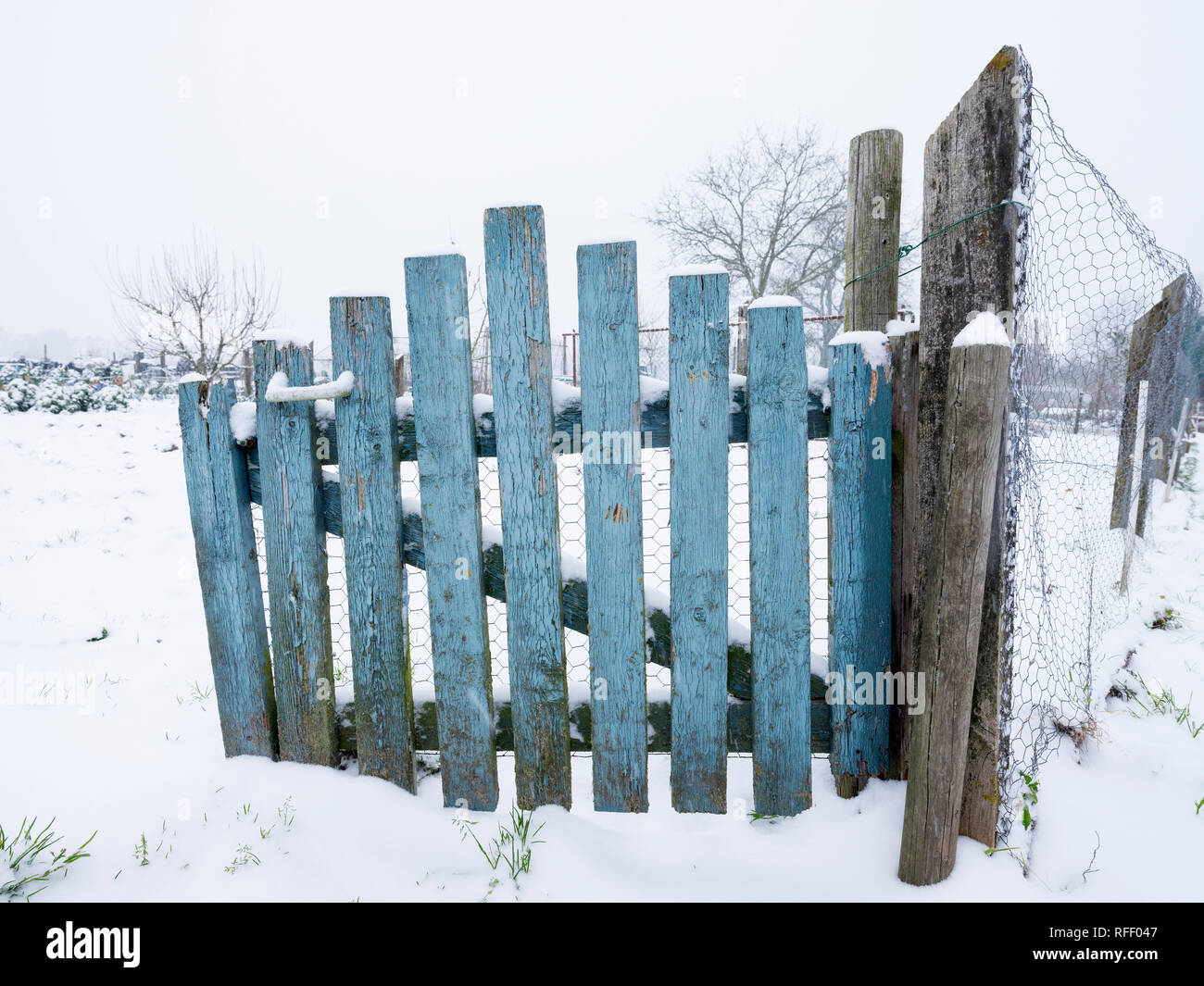 Wooden gate in snow hi-res stock photography and images - Alamy