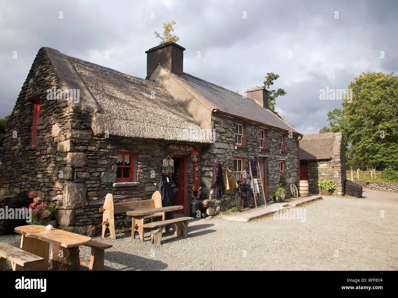 Stone house ireland hi-res stock photography and images - Alamy