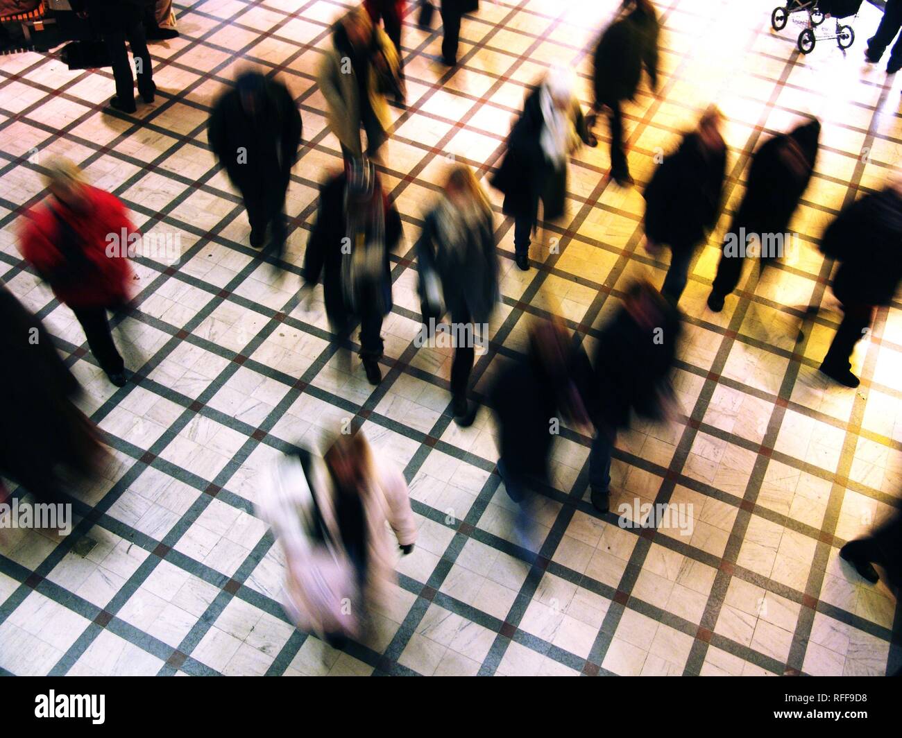 People moving a hurry main hi-res stock photography and images - Alamy