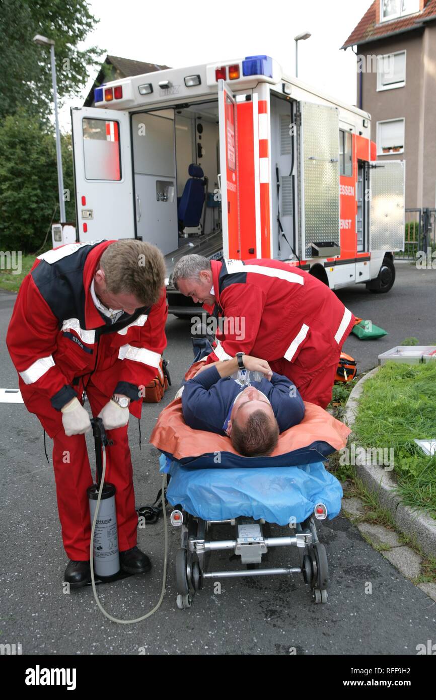 First aid training with persons hi-res stock photography and images - Alamy