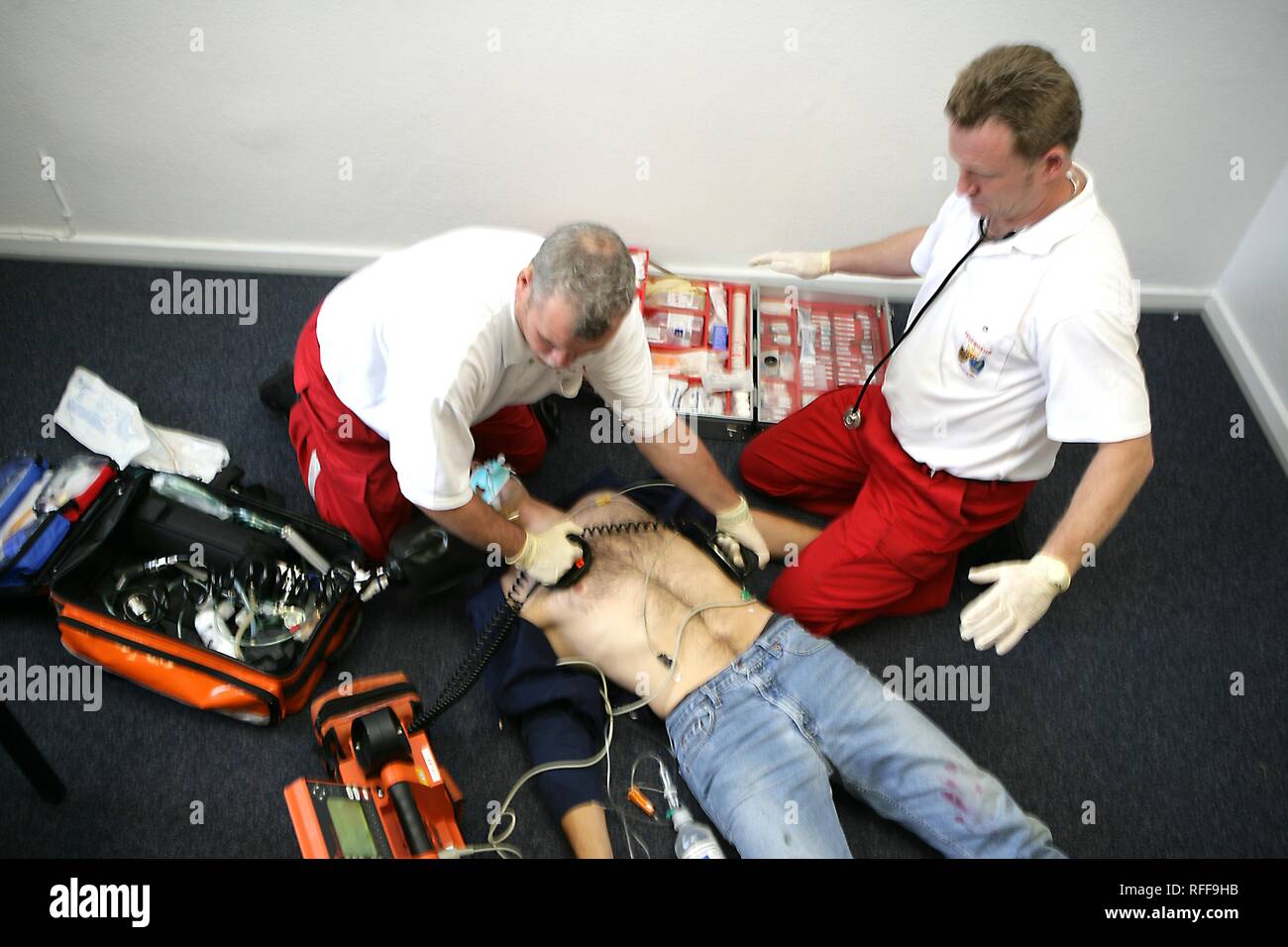 DEU Germany : Rescue paramedics in a private home attempt at ...