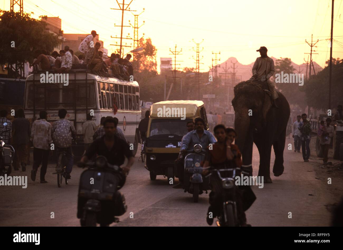 Packed bus hi-res stock photography and images - Alamy