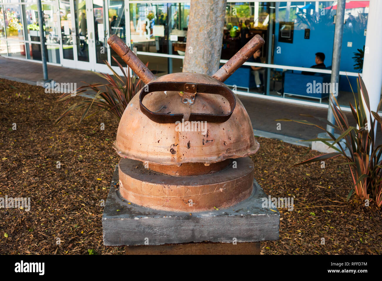 Android statue in Googleplex headquarters main office Stock Photo - Alamy