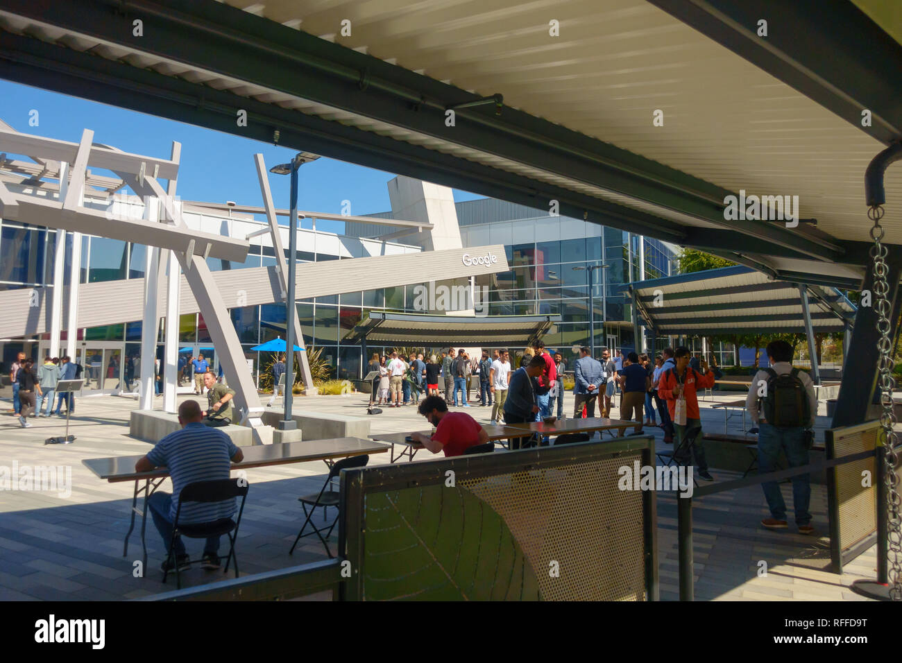 Google office employees working hi-res stock photography and images - Alamy