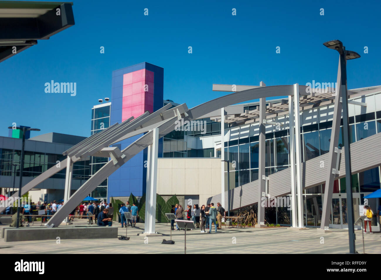 Google employees working hi-res stock photography and images - Alamy