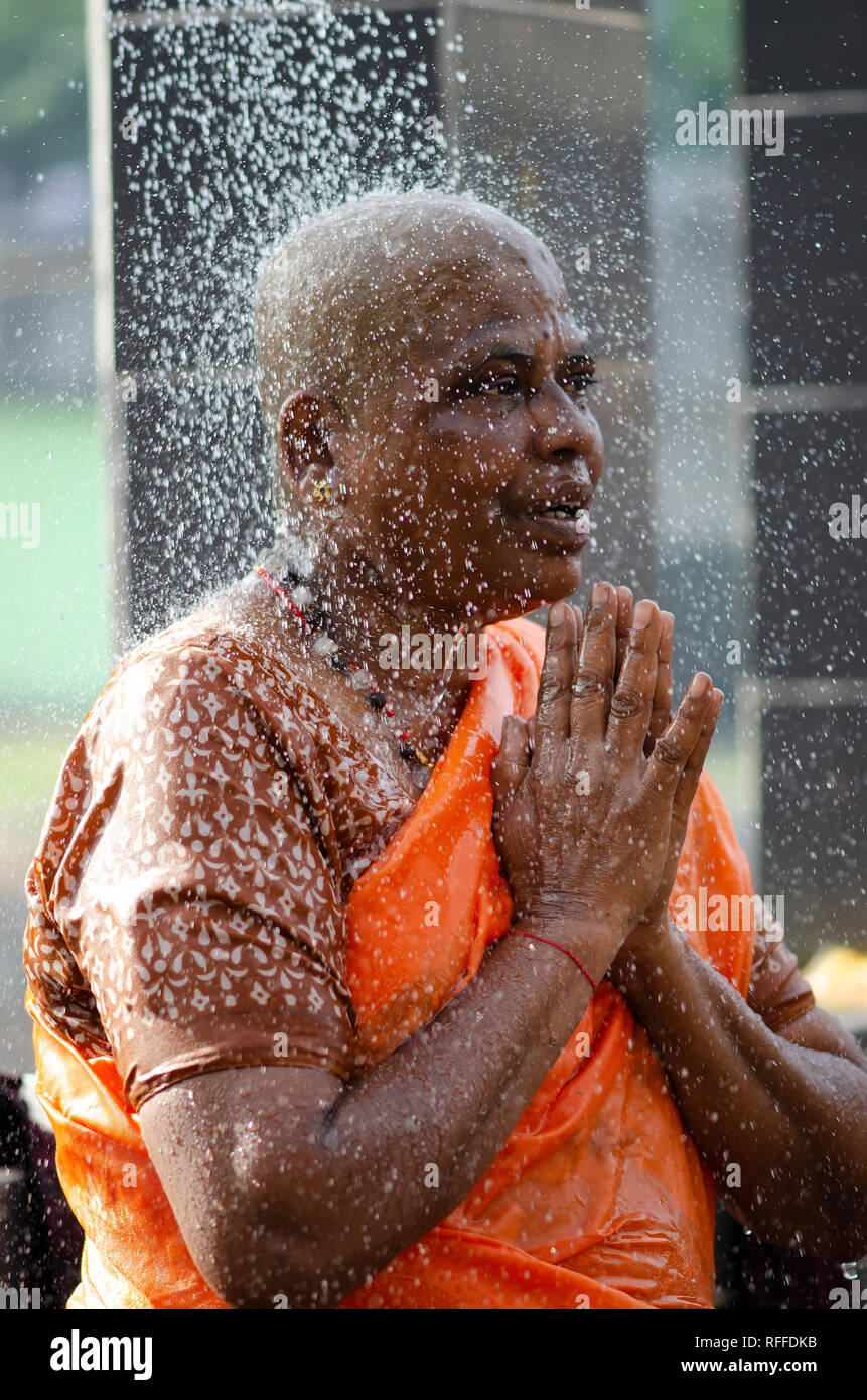 Head shaving hindu hi-res stock photography and images - Alamy