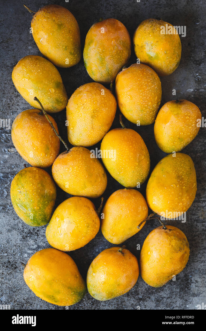 Fresh ripe mangoes Stock Photo - Alamy