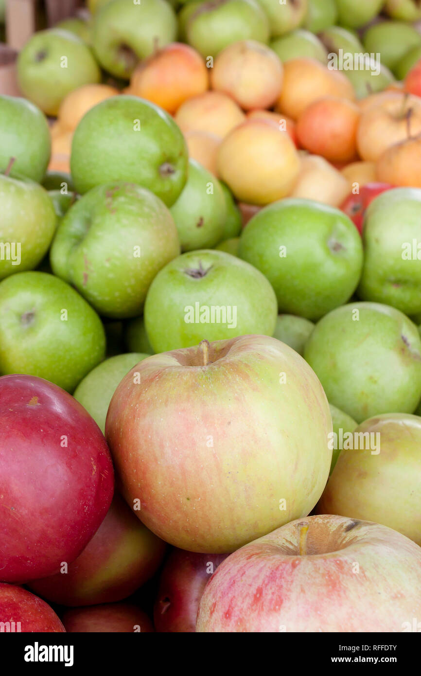 Different apples types on display hi-res stock photography and images ...